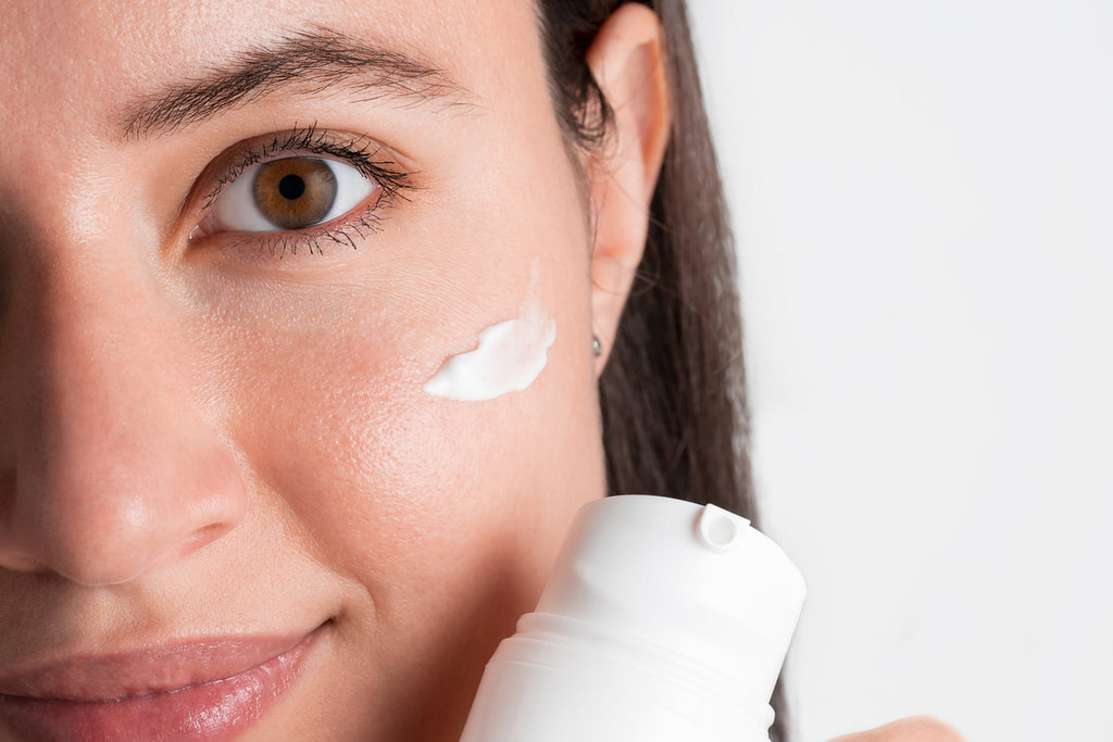 HOW TO USE FACE CREAM: 5 MISTAKES THAT PROMOTE AGING
